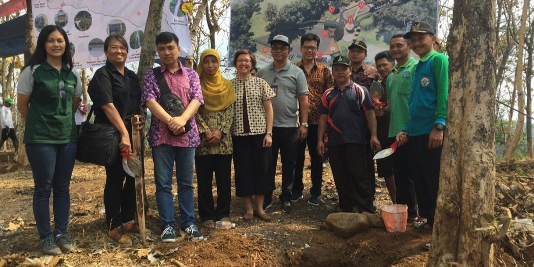 TIM PENGABDIAN MASYARAKAT UK PETRA DILIBATKAN UNTUK WUJUDKAN DESA ...